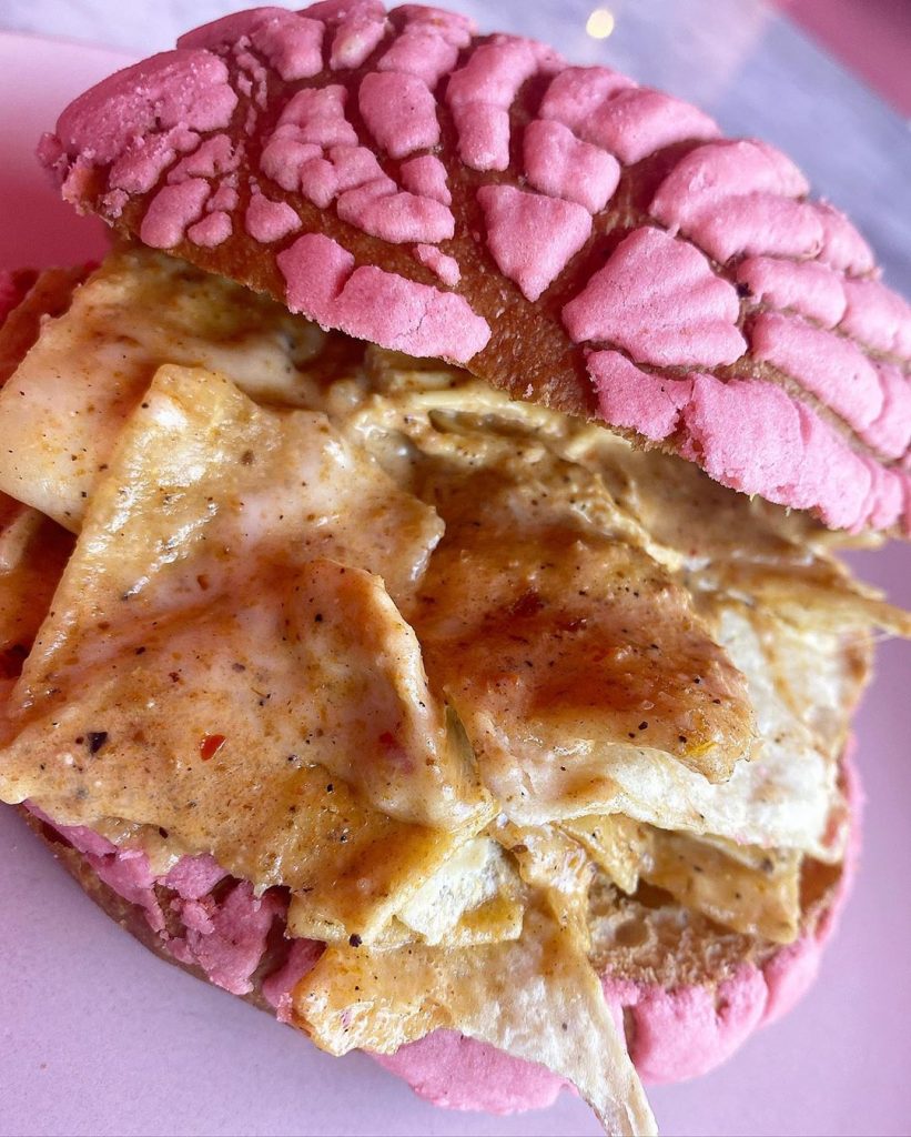 Concha rosa rellena de chilaquiles, ¿estás listo para probarla?