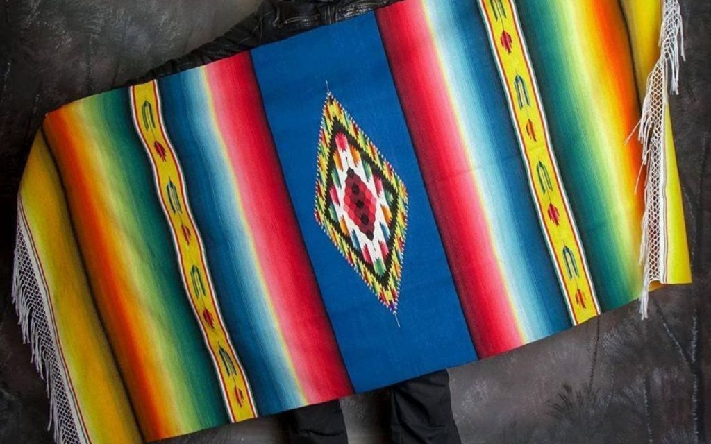 El sarape de Saltillo: los colores del crepúsculo mexicano en la piel