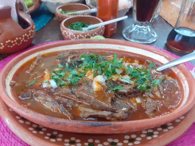 ¿Cruda? Descubre la historia de la birria y cómo prepararla