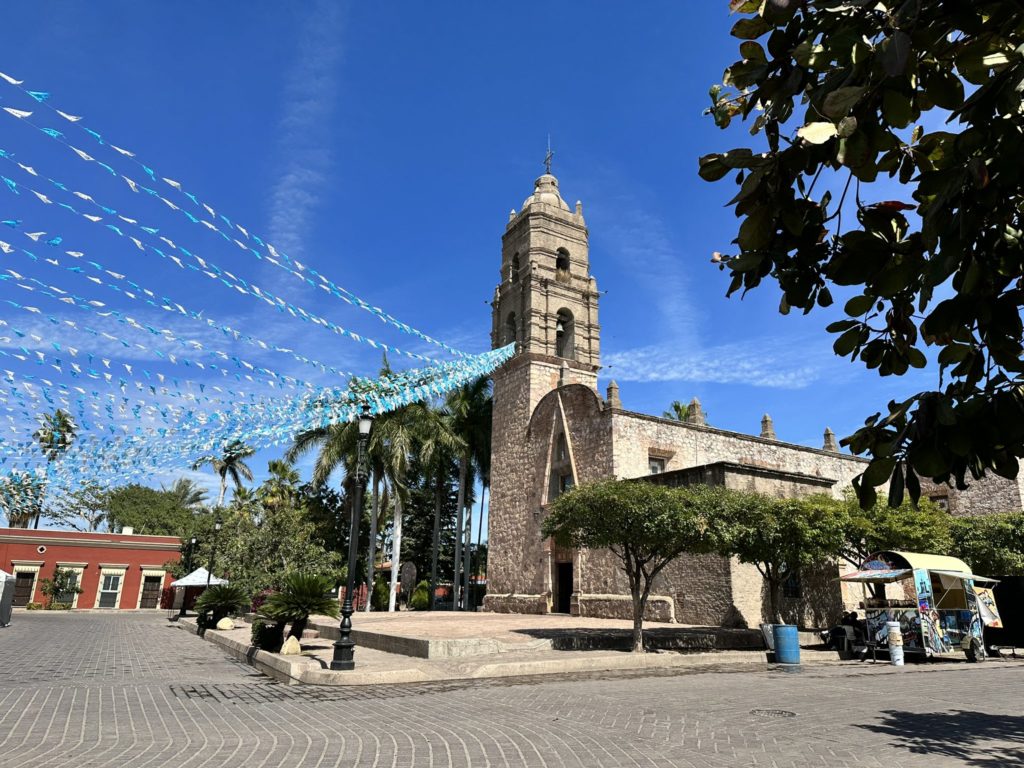Mocorito: consiéntete entre campos de girasoles, cultura y rica gastronomía