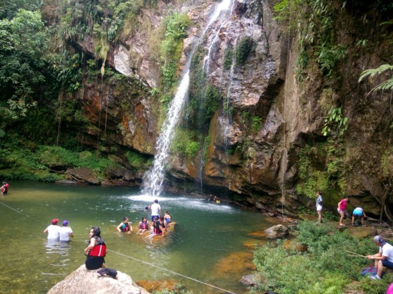 Relájate y diviértete entre las aguas de Cascada Las Brisas