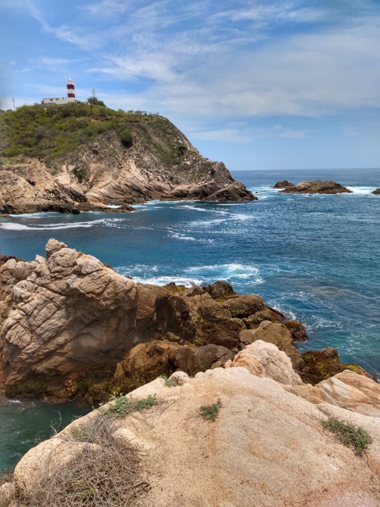 Faro de Brucerías: visita sus paradisiacas playas, peñascos e islotes