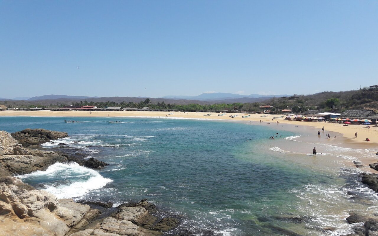 Faro de Brucerías: visita sus paradisiacas playas, peñascos e islotes